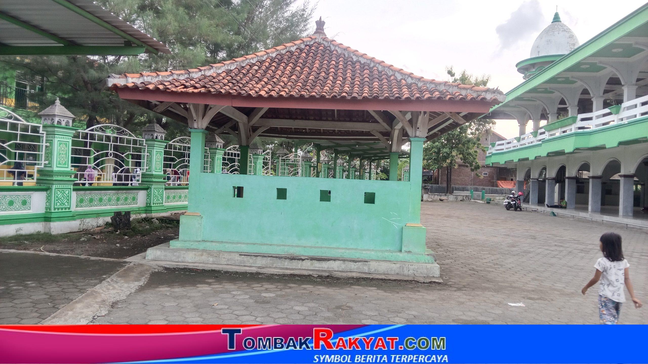 “Makam Palsu” di Depan Masjid Agung Desa Gempol Sewu: Lima Tahun ...